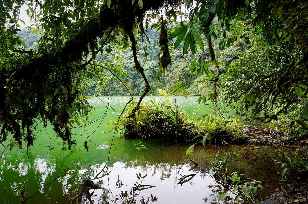 Volcán Chato: Un Tesoro Natural en Costa Rica - SensorialSunsets